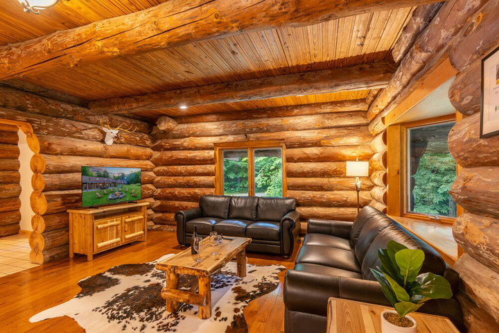 Log Cabin With Private Indoor Heated Pool-hot Tub-firepit-game Room-100 Acres - Finger Lakes, NY