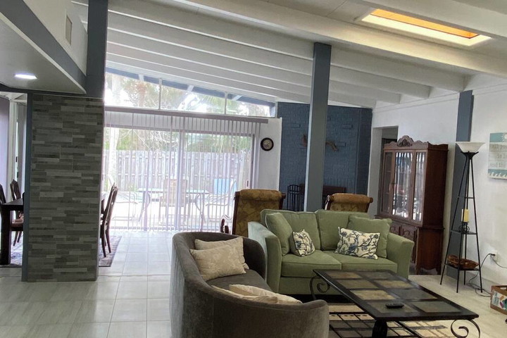 Charming Beachside Hideaway - Walking Distance To The Beach "600ft" - Cocoa Beach, FL