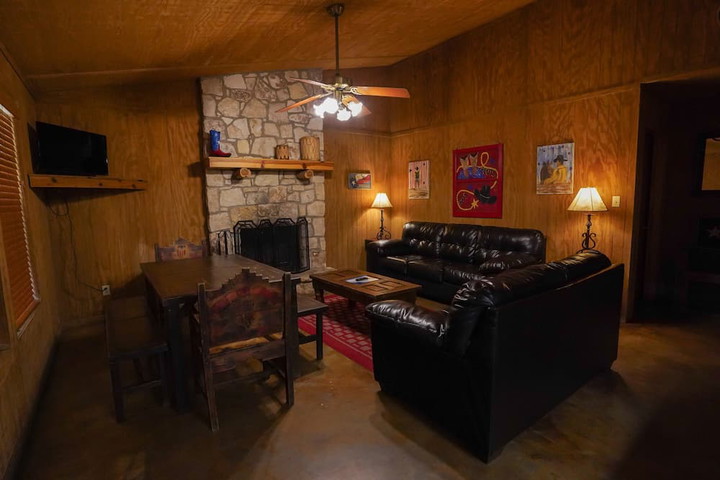 River Front Cabin With Access To Shared Pool! - Concan, TX