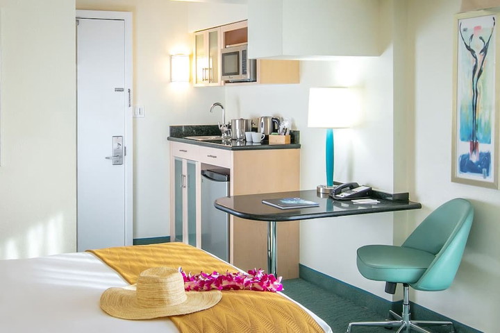 Double Bed Suite Steps To Waikiki Beach & Pool Access Near Shops & Dining - Honolulu