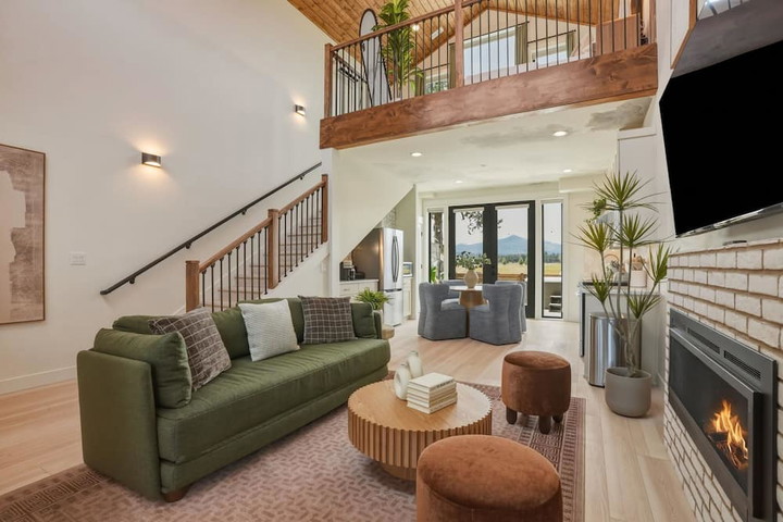 Walk To Town, Mountain Views, Hot Tub, Dogs Ok - Sisters, OR