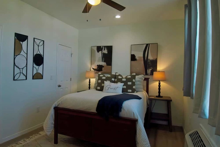 Come Stay At This One Of Kind  Airplane Hanger That Overlooks A Runway. - Salado, TX