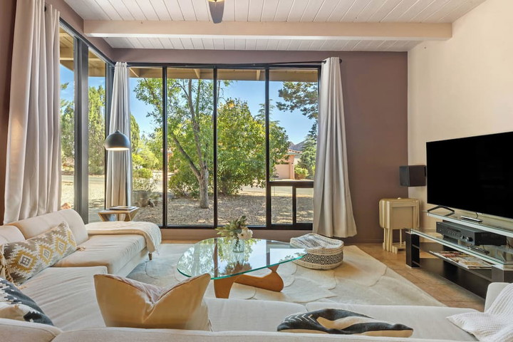Sedona Modern Mid-century Walk To Hiking Trails, Natural Light, Dinner In The Yard! - Sedona, AZ