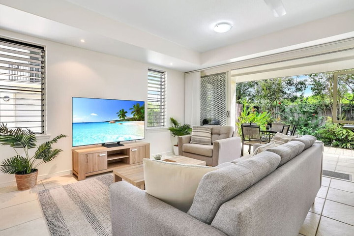Stylish Cairns Escape With Courtyard | Cosmo 14 - Cairns
