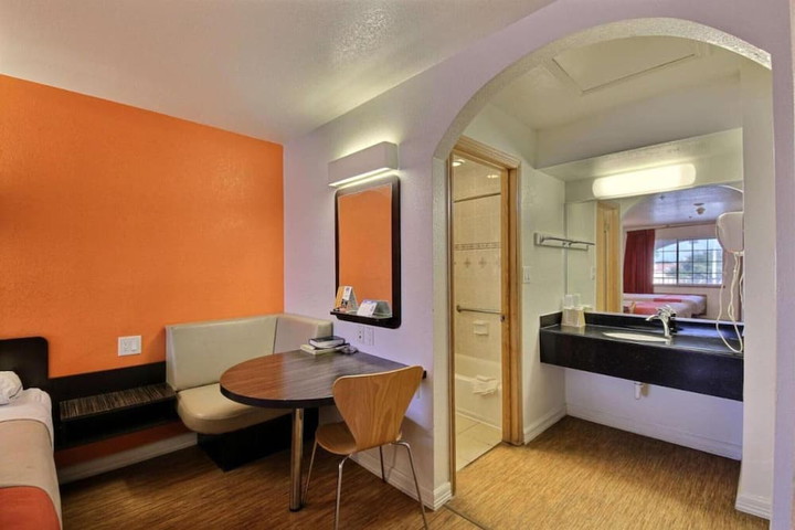 1 King Bed|non-smoking - McAllen