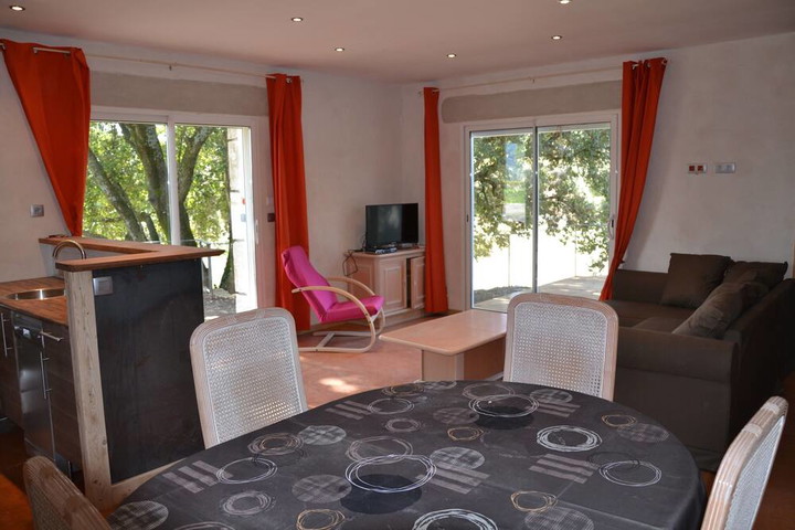 Gîte Avec Terrasse Spacieuse, Belle Vue à Proximité De Commerces Et De Rivières - Salavas