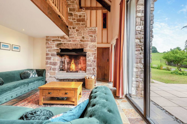 4 Bedroom Accommodation In Gwynfe, Llangadog - Llandeilo