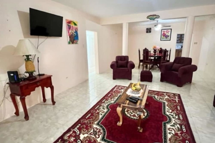Impeccable Spacious 3 Bedroom Home Near Beach! - Montego Bay