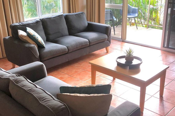 Across From Beach! Wake Up To Beautiful Sunrises, Lush Greenery & Passing Boats - Townsville