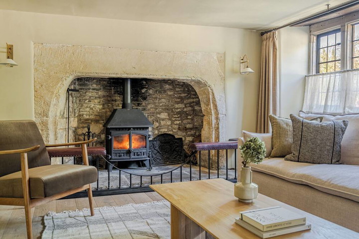 A Picturesque 15th Century Three Storey Stone Cottage Fully Equipped & Furnished - Castle Combe