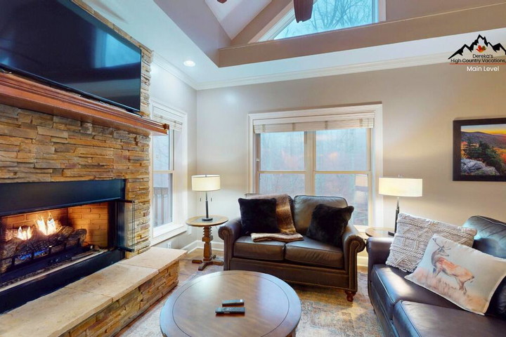 Breeze On Inn  Deck, Firepit, & Game Room - Sugar Mountain, NC