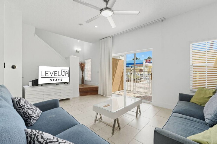 Private Resort Access~king Bed~hot Tub~balcony - Kissimmee