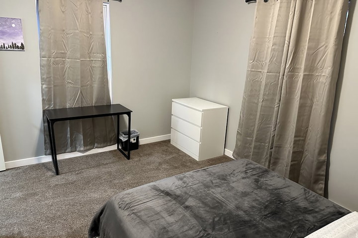 Madisons Place, A Newly Remodeled Duplex Is 5 Mins Away From Osf And Carle Hosp - Peoria, IL