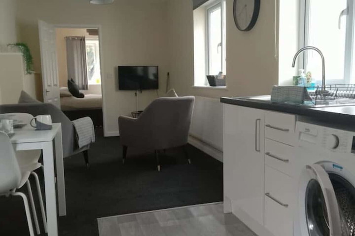 Clacton 1 Bed Flat | Near Beach, Town & Station - Clacton-on-Sea