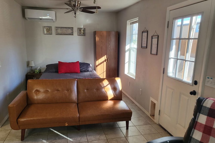 Dreamcatcher 2-story Colonial Home. Pet Friendly! 1 Mile From Downtown Hot Tubs - Truth or Consequences, NM