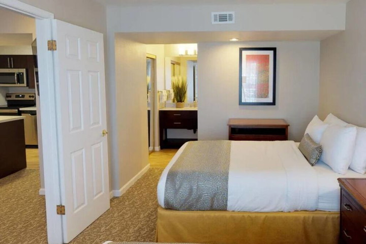 Desk & Fireplace Included  Spacious 2 Suite With Free Breakfast - Palo Alto, CA