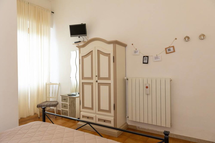 Room 'Piccolo Paradiso - Camera 2' With Shared Terrace, Shared Garden And Wi-fi - Livorno