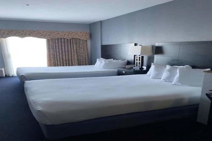 One Unit Two Queen Beds | Direct Pool W/ Slide & Jacuzzi | Breakfast Included - Houghton Lake, MI
