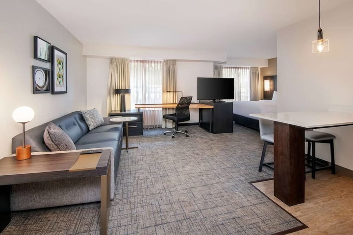 Family Hotel With Fully Equipped Kitchen & Outdoor Pool In Downtown Kennesaw! - Kennesaw, GA