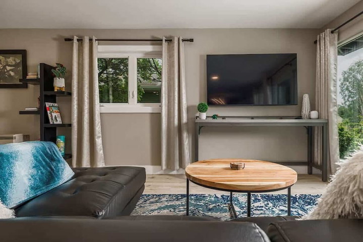 Beautiful 3bdr Home Steps Away From Parks & Trails - Alaska