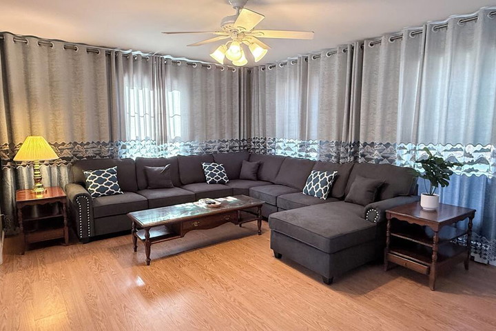 Spacious 5 Bedroom Dover House - Dover, NH