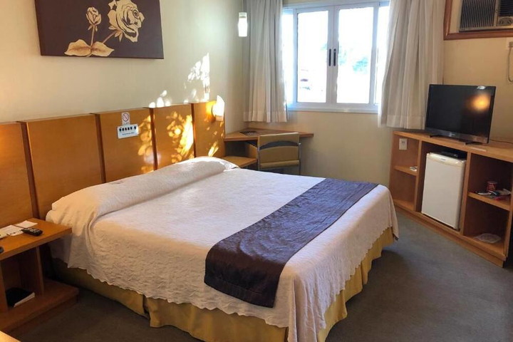 Elegant Retreat With Modern Comforts & Peaceful Ambiance | Pub Station - 1.1 Mi - Ponta Grossa