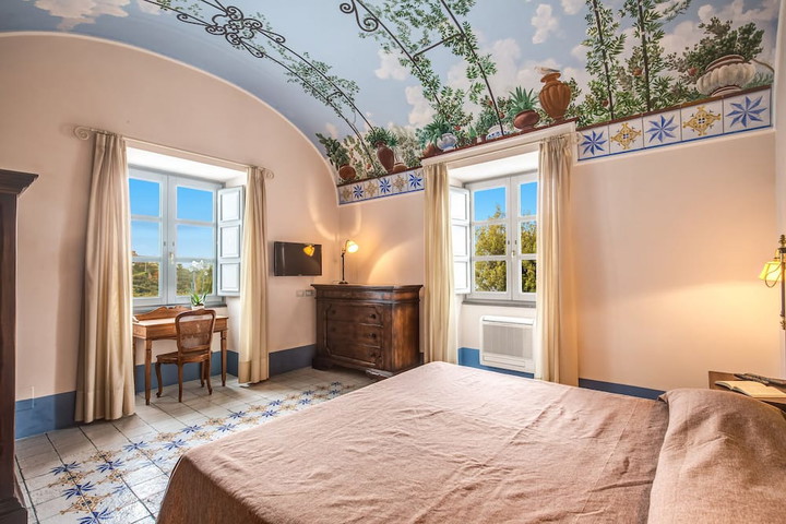 Villa Sorrento - Nine Bedroom Resort, Sleeps 25 - Campania