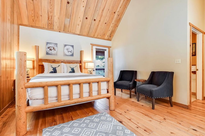Romantic And Secluded Cabin Rental For Couples' Getaway Near Mount Adams, Washington - Trout Lake, WA