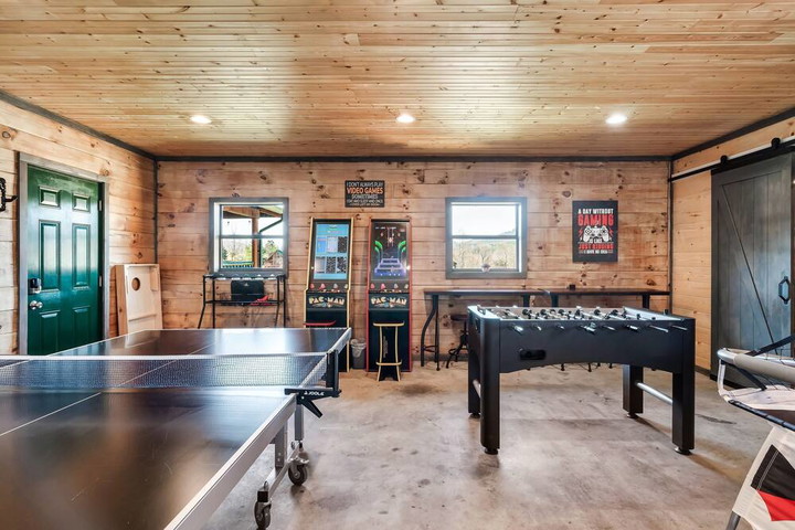 Luxe Cabin In Wears Valley For Summer Fun: Mtn Views-game Rm-thtr-hot Tub-pool - Wears Valley, TN