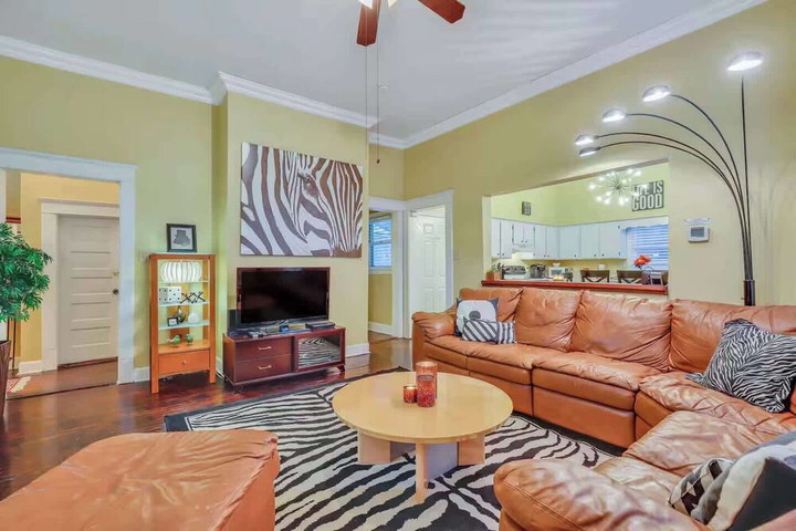 Historic Downtown Victorian Home Near Forsyth - Savannah, GA