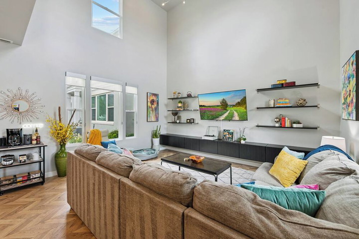 Cheerful & Spacious, Open Floorplan W/garage & Amenities! Near Shops & Trails! - South Jordan, UT