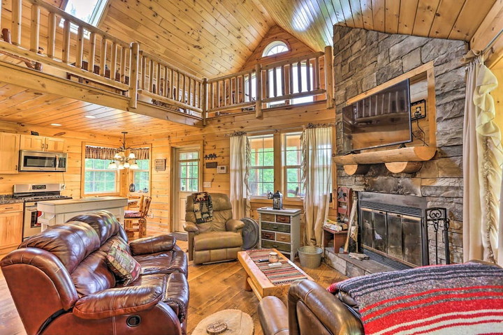 Cozy Cabin Retreat W/ Jetted Tub & Fire Pit - Scranton, PA