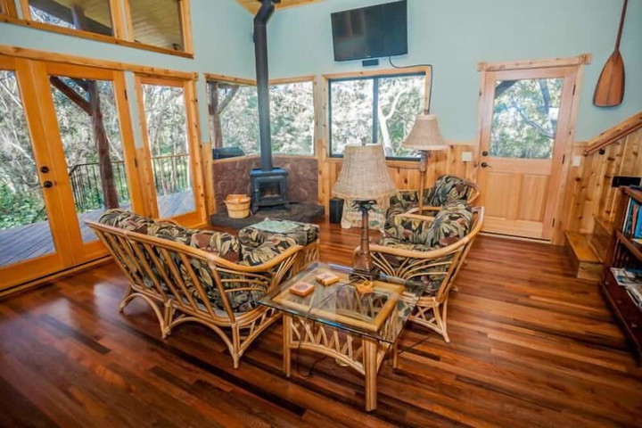 Hand Crafted Luxury Home With 2 Bedrooms, Jacuzzi & Fireplace - Volcano, HI
