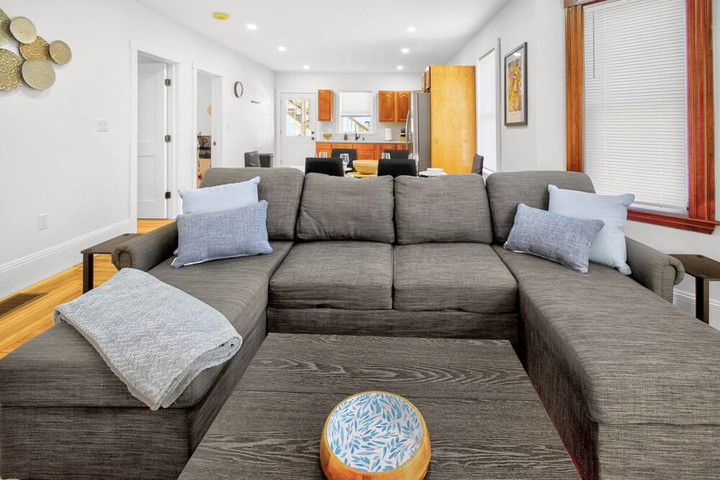 The Milton Manor 3br 1ba - Sleeps 6 - Unit 1 - Newton, MA