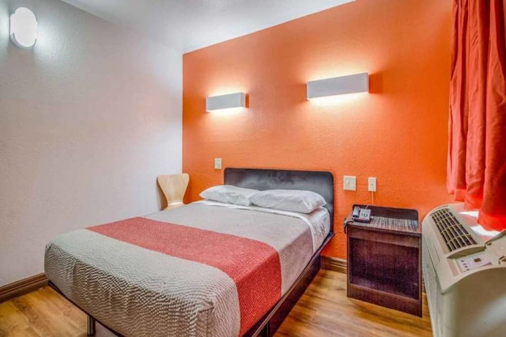 Cozy 1 Queen Bed | Smoking |Pool - Conroe, TX