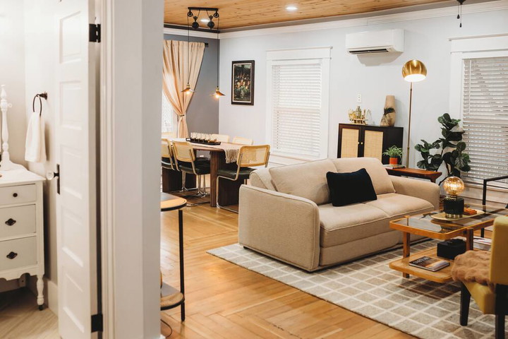 Step Into Modern Comfort Inside This Beautifully Renovated 2 Bedroom / 1.5 Bath Home. Enjoy A Spacious Chefs Kitchen, Cozy Living Room With Fireplace, And Spa-style Bathroom With Jetted Tub. Close To Downtown Medford And Room For The Whole Family. - Medford, OR