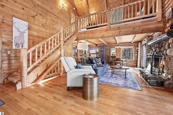 The Hillside Hideaway At Crystal Lake - Gorgeous With Great Outdoor Deck And Spa! - Michigan