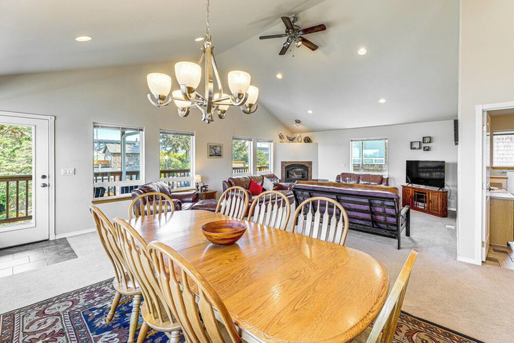 Coastal Oregon Home: Walk To Dock! - Newport, OR