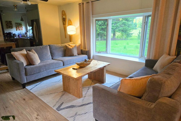 Peaceful Cedar Forest Guesthouse On Historic Farm - British Columbia