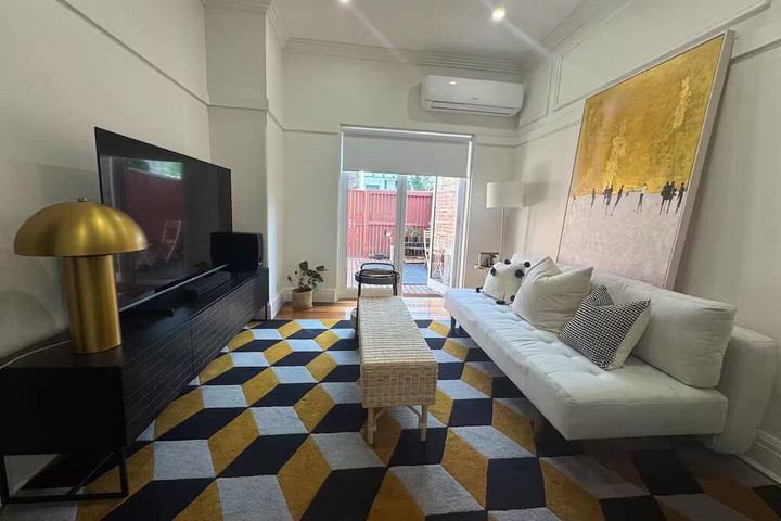 Stylish And Conveniently Located-close To Shops, Restaurants, Parks And More - Box Hill