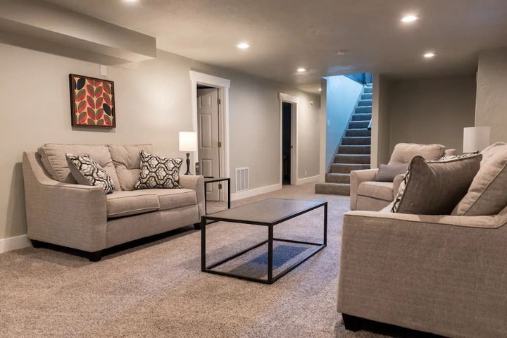 Stellar Sandy Getaway - New Remodel - Big Groups! - Highland, UT