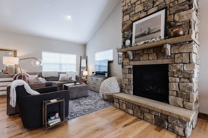 Big Green - Downtown Luxury W/ Hot Tub - Loveland, CO