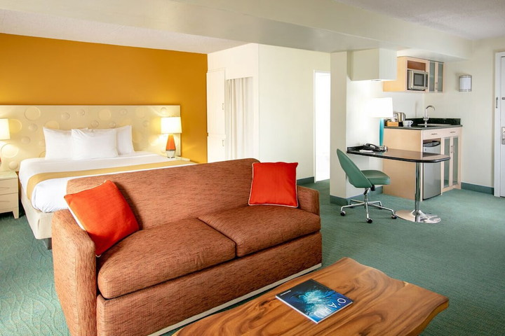Prime Waikiki Location Near Beach With Pool Access, Dining & Shopping Nearby - Honolulu, HI