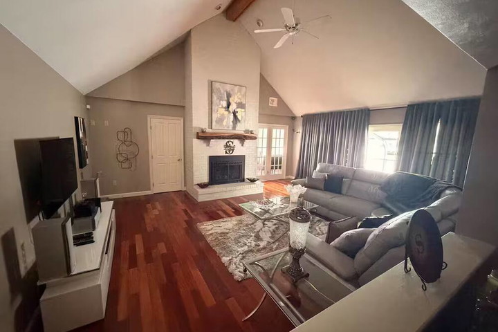Hiland Park Estate: Stunning Views & Large Ensuits - Glens Falls, NY
