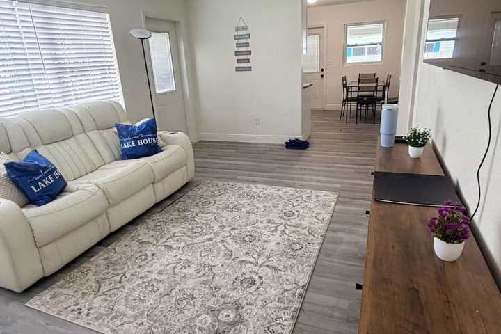 3-bedroom Charming Home Across The Lake! - Winter Haven