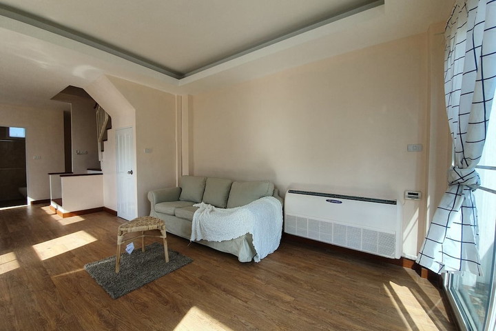 4br Townhouse Above 7-11, 10mins Walk To Trains, Local Food - Bangkok
