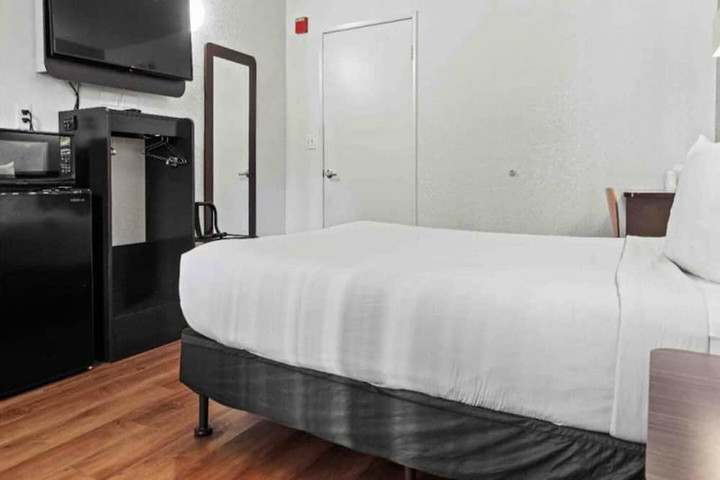 1 Queen Bed | Ada/ri Shower/micfridge - San Luis Obispo, CA