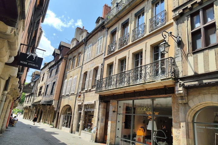 Le Jfk, Une Touche Contemporaine Dans L'ancien - Arc-sur-Tille