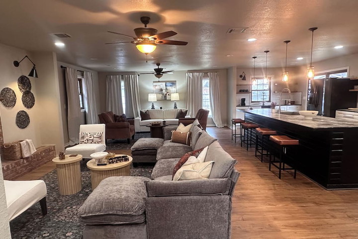 The Never Evergreen House  Open-concept Near The Pioneer Woman Merchantile - Bartlesville, OK