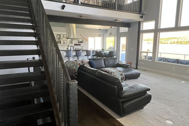 Spectacular Lake Front Home - Osoyoos